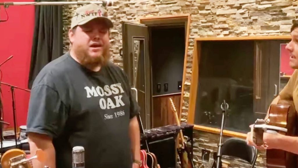 Luke Combs Sings “Go Rest High” With Fellow Country Singer – Country ...