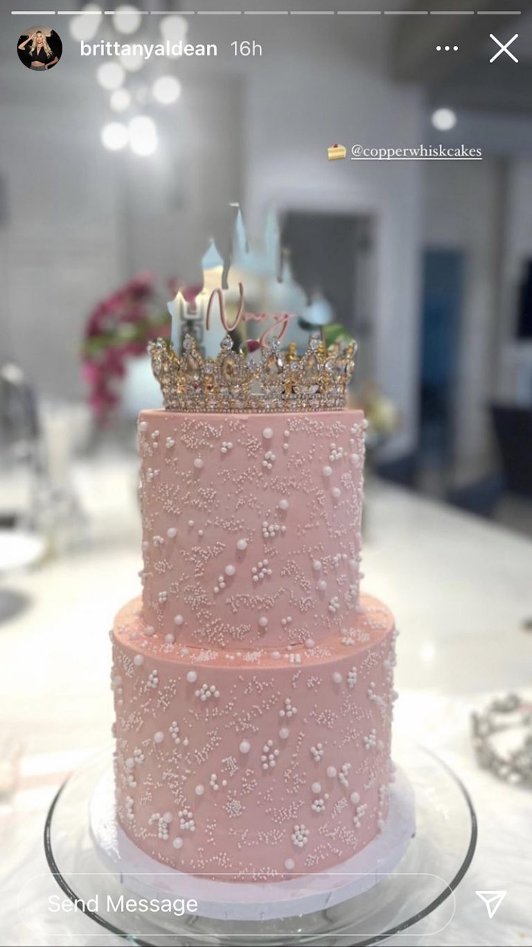 Jason Aldean's Daughter Navy Turns 4 - See Photos From Her "Golden ...