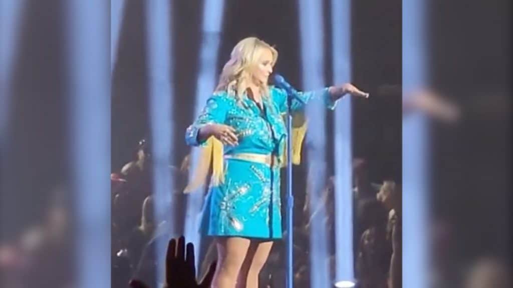 Miranda Lambert Stops Concert To Call Out Distracted Fans – Country ...