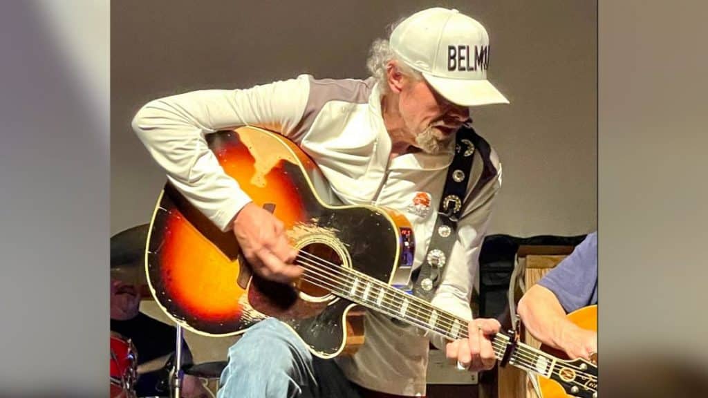 Toby Keith Sings "Made In America" At Surprise Weekend Concert