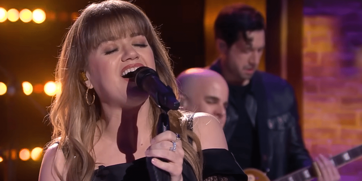 Kelly Clarkson Covers Little Big Town's "Boondocks"