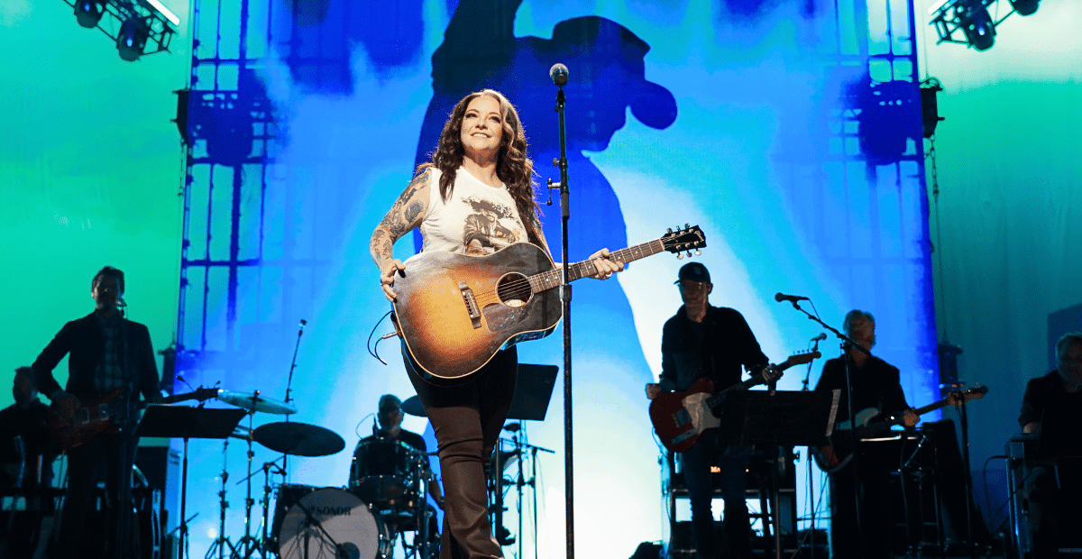 Ashley McBryde Honors Toby Keith With "Wish I Didn't Know Now" Tribute ...