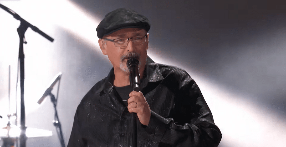 Richard Goodall Sings With Members Of Journey During "AGT" Results Show