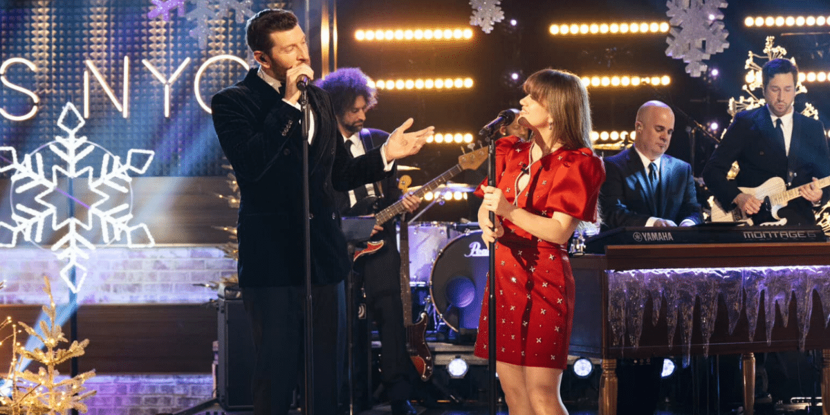 Kelly Clarkson & Brett Eldredge Perform "Sweet December"