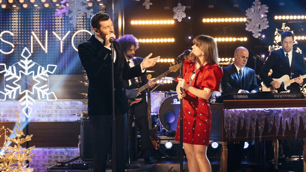 Kelly Clarkson & Brett Eldredge Perform "Sweet December"