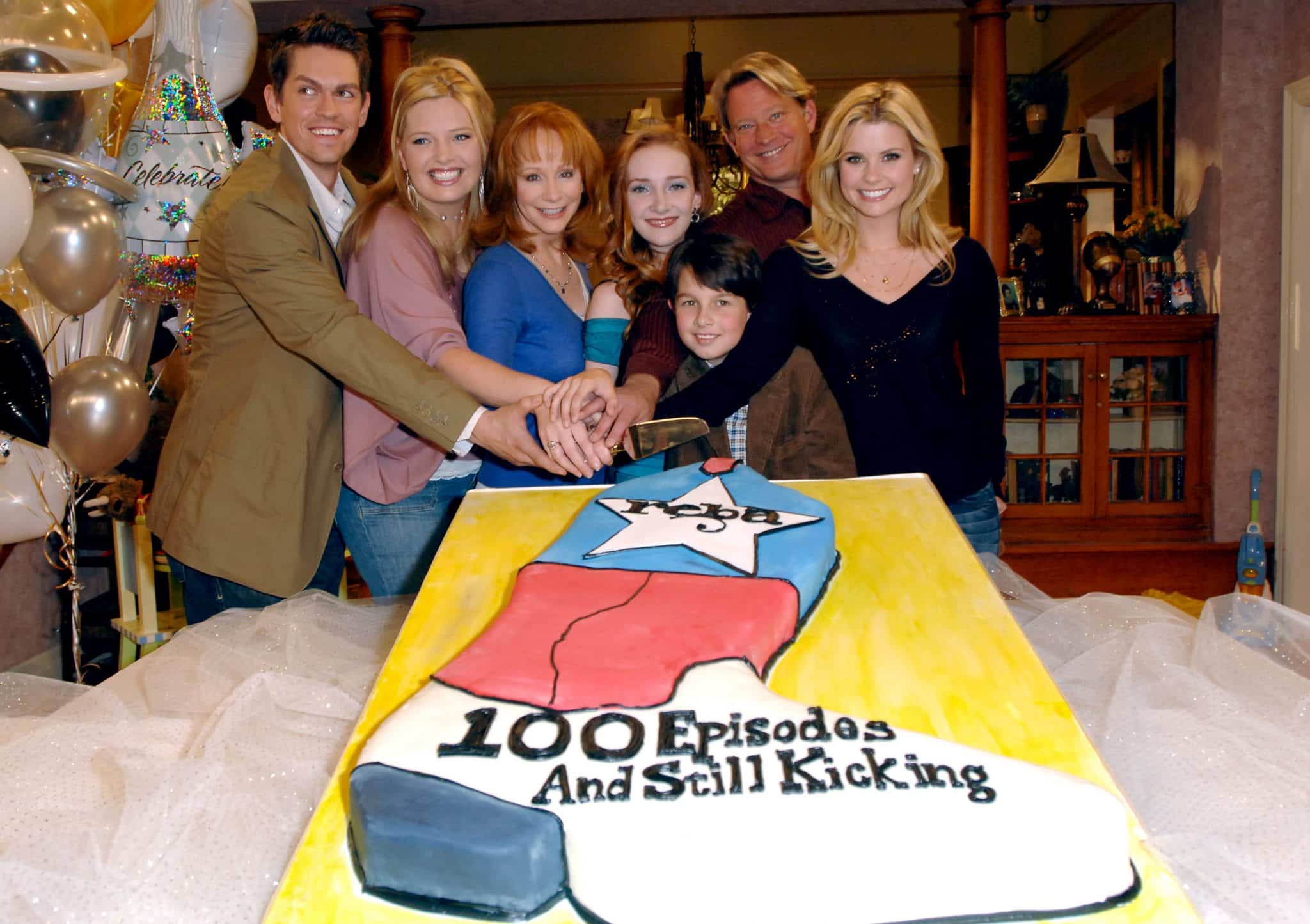 Melissa Peterman Shares Sweet Throwback Photo From "Reba" Set To ...