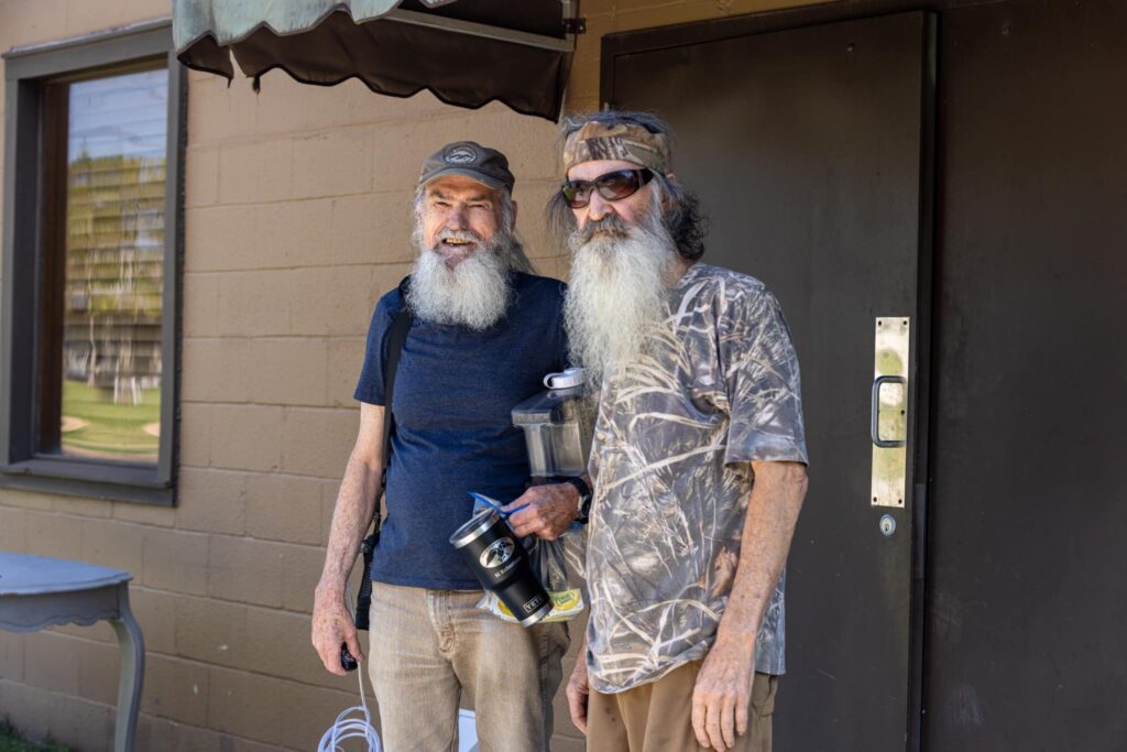 Si Robertson Shares How He's Kept Going After Brother Phil's Death