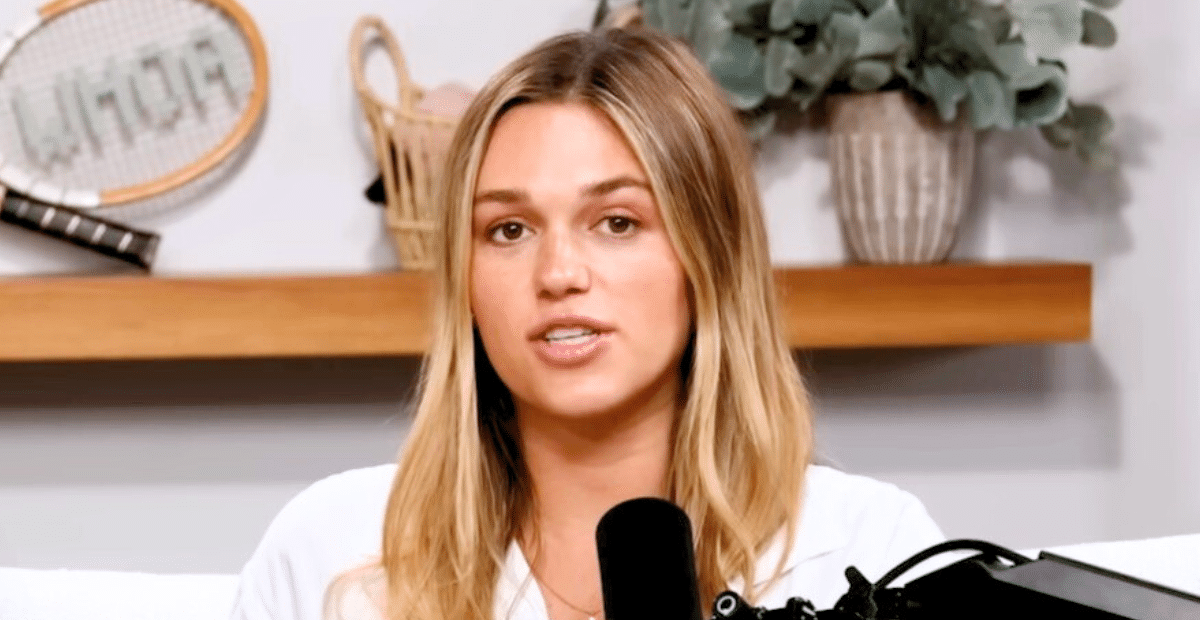 Sadie Robertson Warns Fans About Scammers Pretending To Represent Her ...