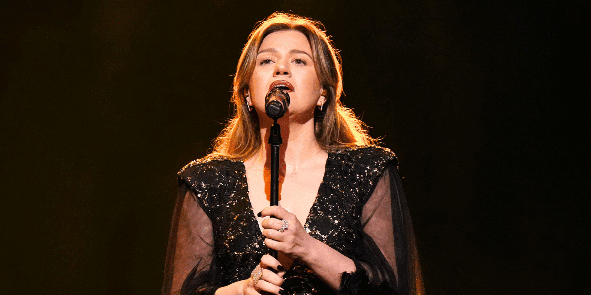 Kelly Clarkson was supposed to be in Texas that night — standing beside ...